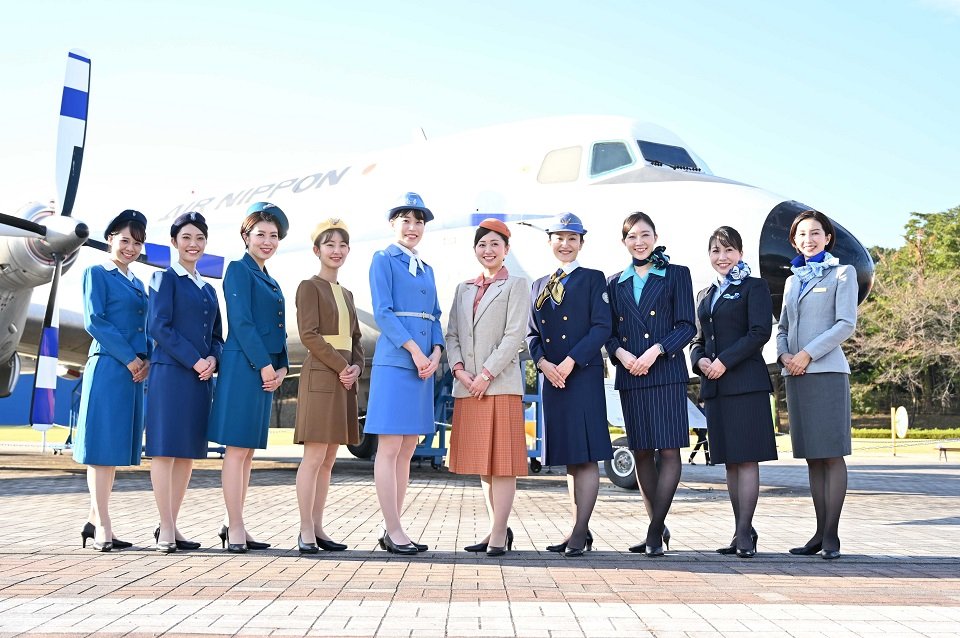 現役CAが着用して披露 ANA歴代制服ファッションショー | 岐阜新聞Web